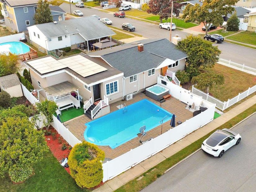 14 Jerome Place, Copiague, NY 11726 - For Sale