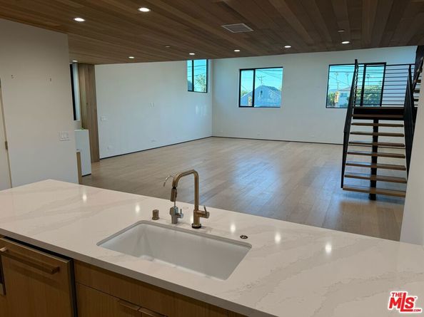 611 Broadway Street, Venice, CA 90291 - For Sale