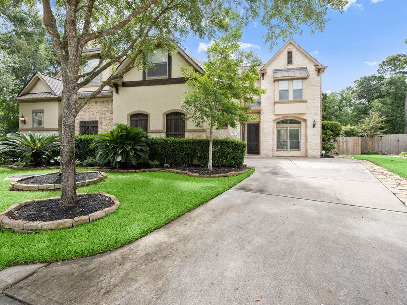 114 S Knights Crossing Drive, The Woodlands, TX 77382 - For Sale