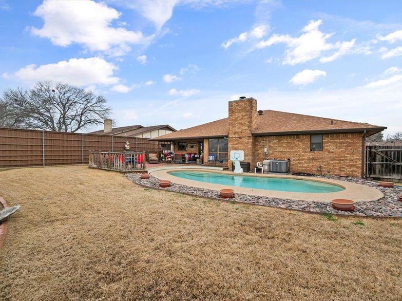 1722 Yorktown Drive , Arlington, Texas 76014 - For Sale