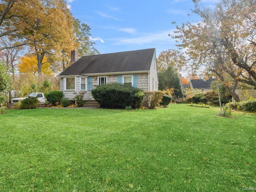 10 Stratton Drive, Huntington Station, NY 11746 - For Sale