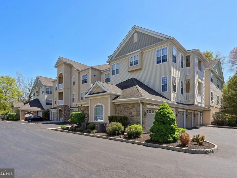 1 Falcon Drive 1304, Holland, PA 18966