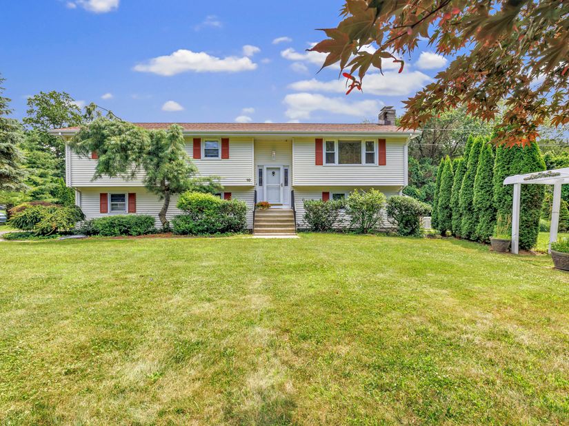 10 Magnolia Road, Trumbull, CT 06611 - For Sale