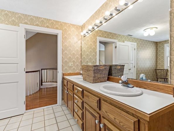 122 Lisa Ln, North Andover, MA 01845 - For Sale
