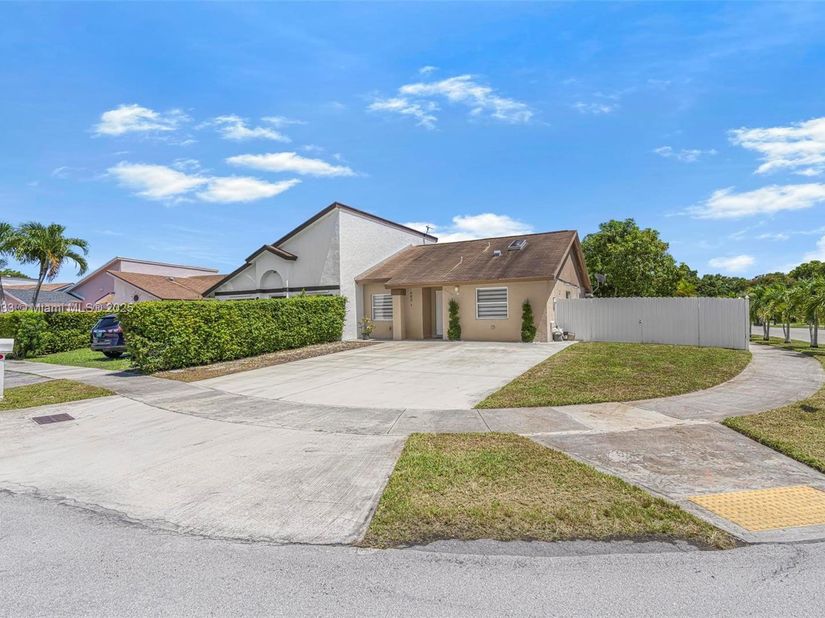 15464 SW 68th Ln, Miami, FL 33193 - For Sale